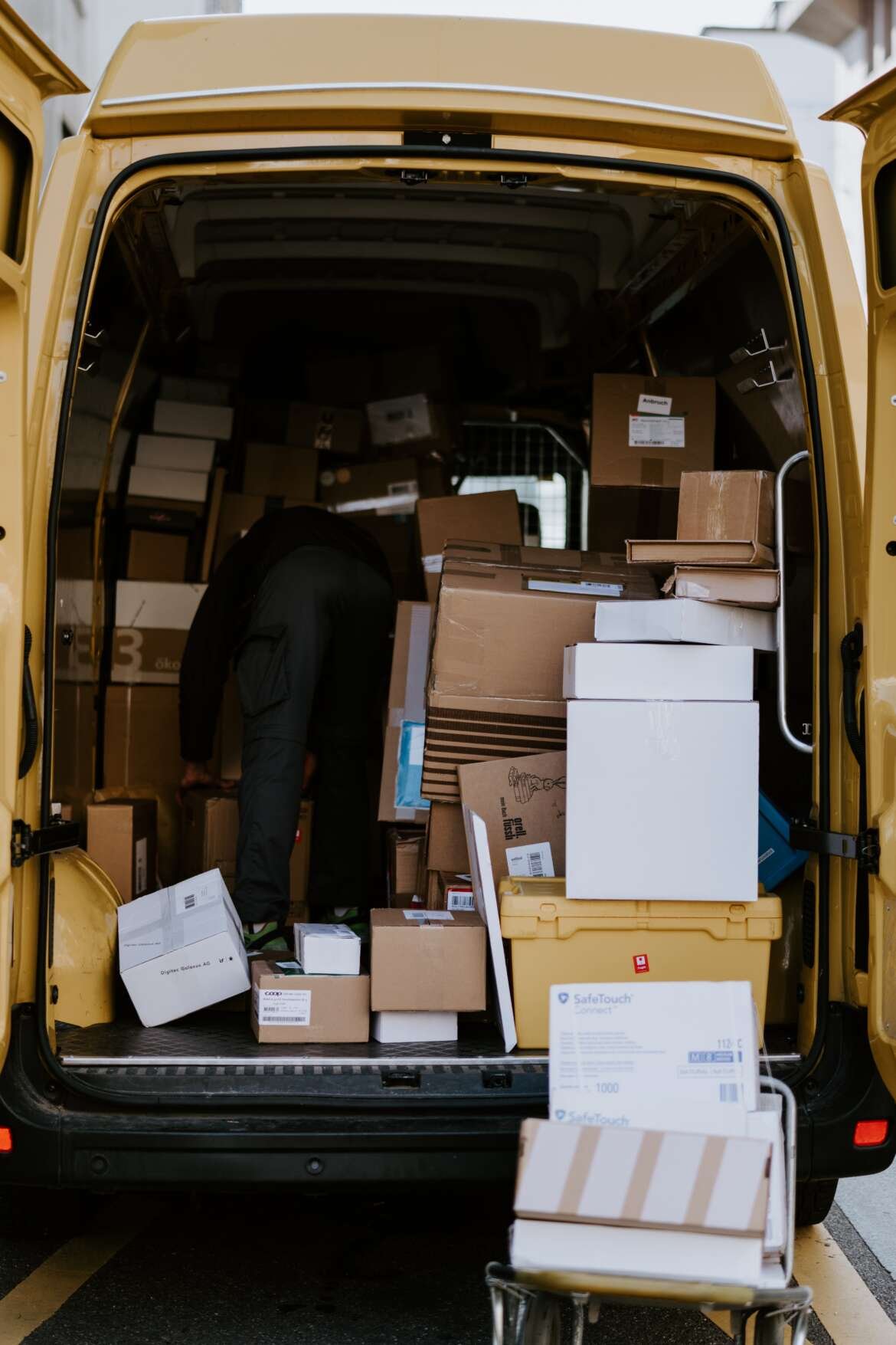 Things to look for in a Courier Company in London - Ideaschedule